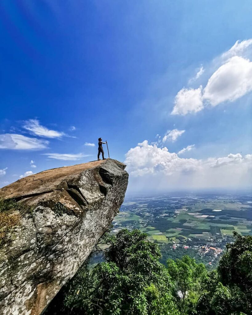 Bỏ túi kinh nghiệm du lịch núi Bà Đen từ A - Z - Review Villa